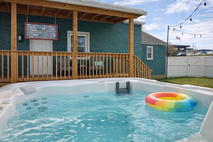 Honeybee Bungalow W/ Hot Tub - Bristol, TN