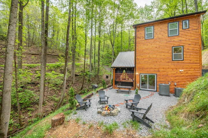 Gorgeous 3bd Near Creek! Hot Tub + Firepit + Games - Gatlinburg