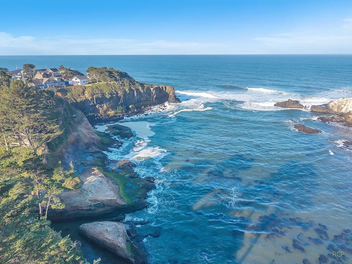 Oceanfront Retreat With Hot Tub - Depoe Bay, OR