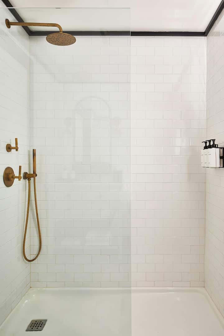 Classy Enclave With Bikes & Beach Towels - Edgartown, MA