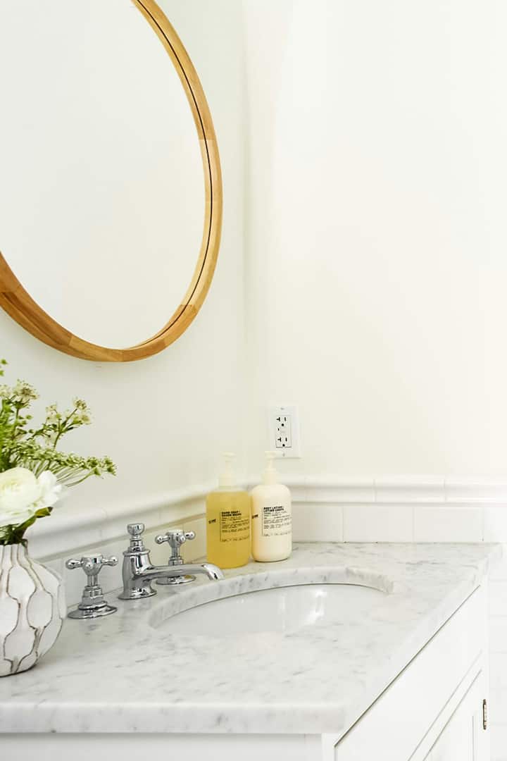 Petite King Shared Bathroom - Nantucket, MA