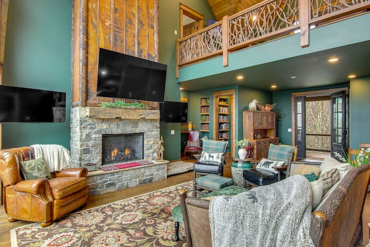 1 Mi To Panthertown Valley: Mountain Lodge W/ Deck - Cashiers, NC