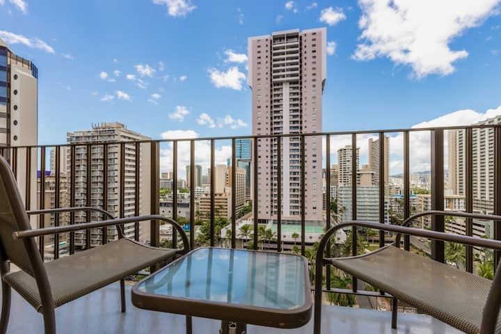 Relaxing Unit For Business Trips, Pool, Kitchen - Honolulu, HI