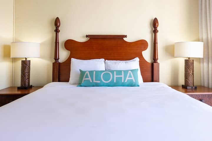 Rare Gem! Outdoor Pool, Steps From Waikiki Beach! - Honolulu, HI