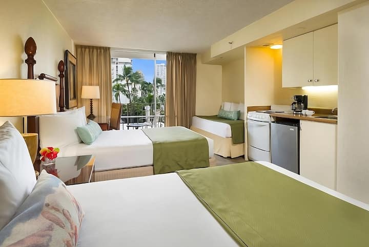 Rare Gem! Outdoor Pool, Steps From Waikiki Beach! - Honolulu, HI
