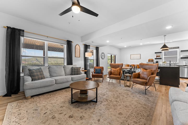 Rocky Shores Luxury | Hot Tub, Game Room, & Pools - Missouri