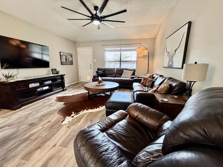 Covered J Ranch - 3br/2ba - Family Friendly - Lubbock, TX