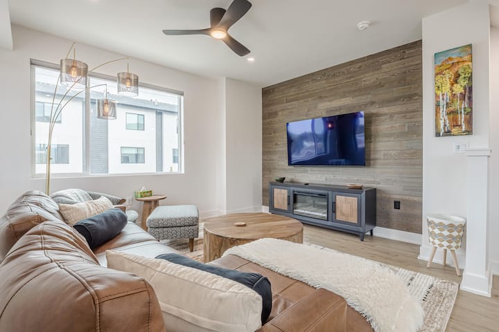 New! Riverfront Escape: Luxury Townhome W/ Bbq - Grand Junction, CO