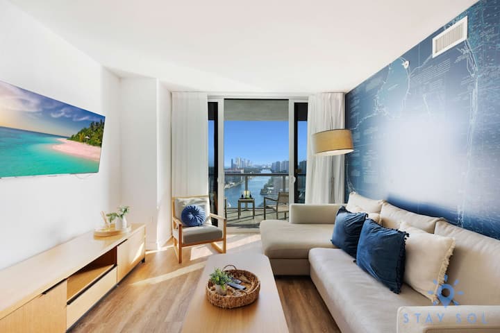 Modern Apartment W/ Stunning View + Pool - Hallandale Beach, FL