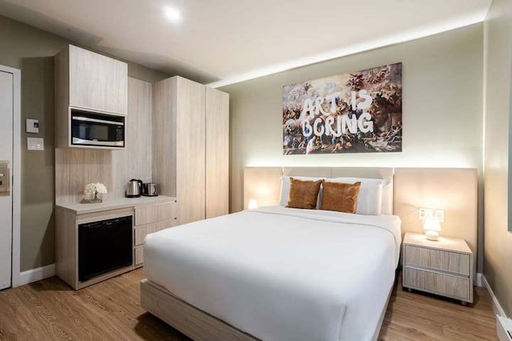 Velvet Queen – Mtl Village Stay - Montreal