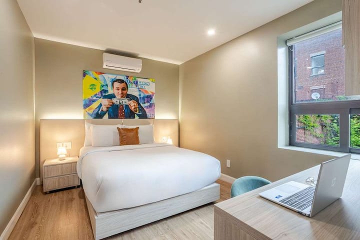 Serene Queen – Mtl Village Stay - Montreal