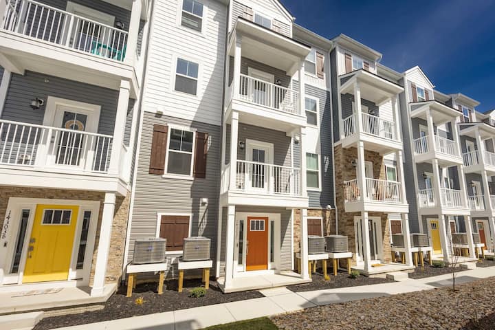 143rd St. Large Upscale Townhouse -Sleeps 8 / Pool - Fenwick Island, DE
