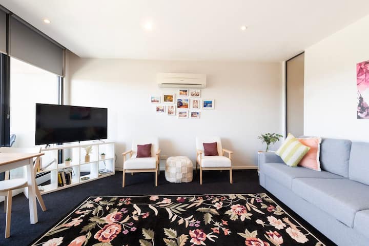 Stunning River Views - Cozy Apartment W Parking - 멜버른