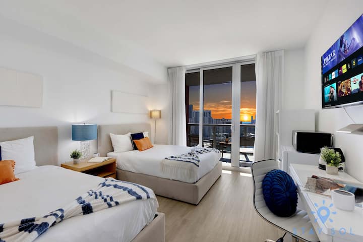 Studio W/ Stunning Views + Pool + Gym - Aventura