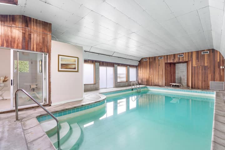 Chic Modern Retro Home W/ Indoor Pool - Vancouver Island