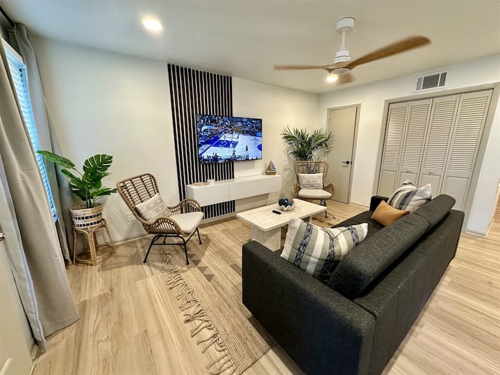 2 King Beds - Top Floor End Unit - Norfolk, VA