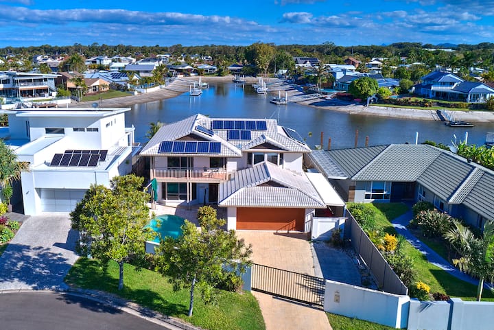Large Waterfront Home With Pool - Mooloolaba