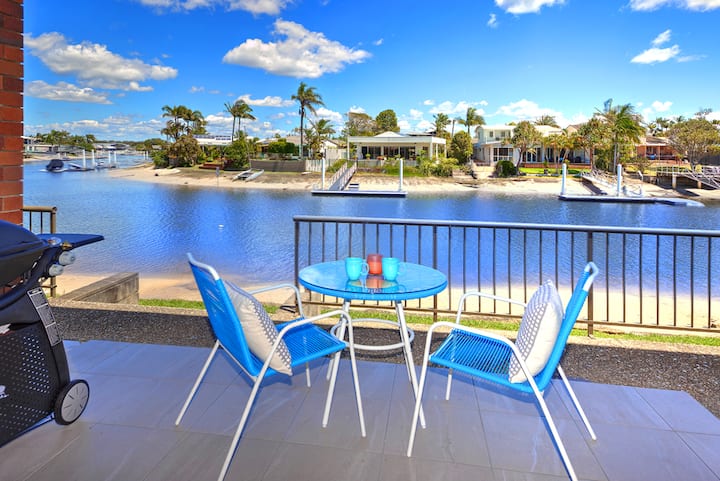 Beautiful Modern Waterfront Apartment On The Canal - Alexandra Headland