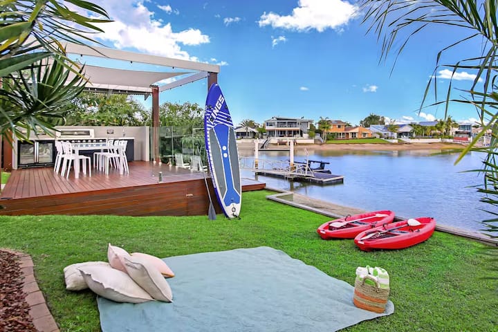 Lovely Waterfront Spacious Home - Mooloolaba