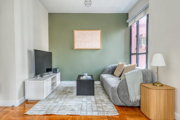 Blueground | Mid-levels, Near Soho Entertainment - Hong Kong