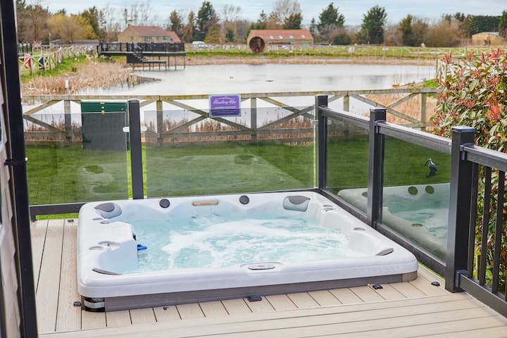 Luxury Lakeside Chalet With Sunken Hot Tub - Yorkshire