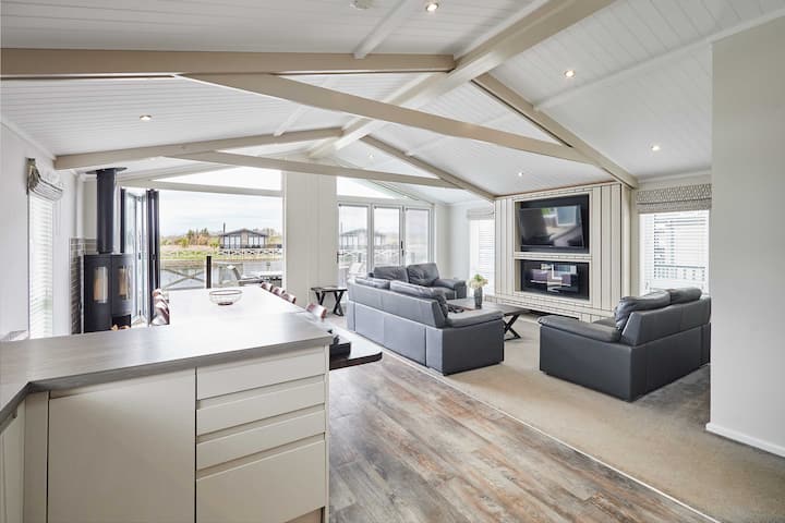 Deluxe Lakeside Chalet With Private Hot Tub - Yorkshire