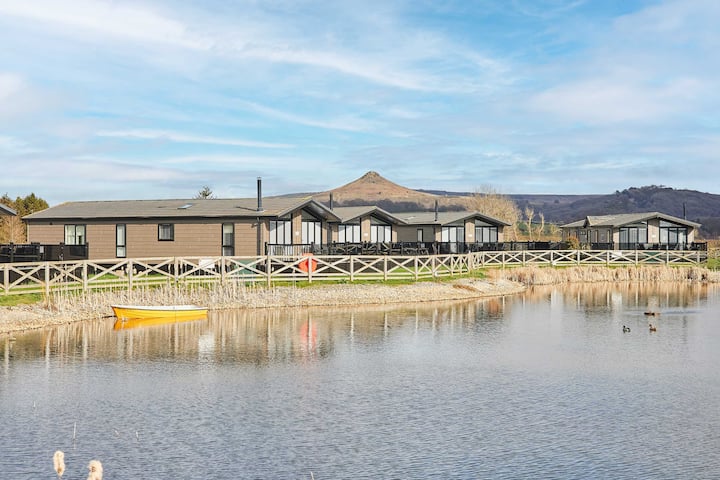 Beautiful Lakeside Chalet With Sunken Hot Tub - Yorkshire