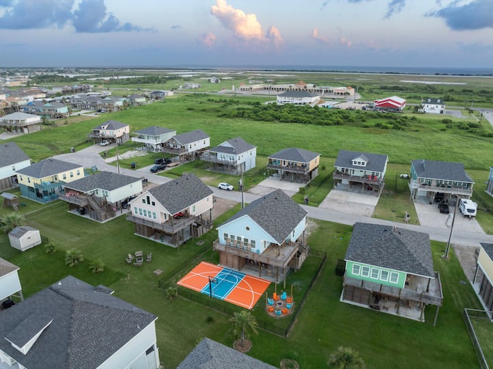 5br Pickleball & Escape Room Near The Beach - Crystal Beach, TX