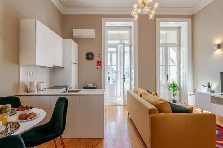 Classic Meets Modern – Downtown Balcony Retreat - Porto