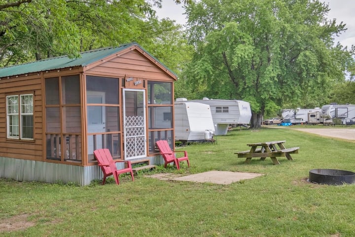 Cozy Woodland Cabin With Porch- Owl's Nest - Mackinaw, IL