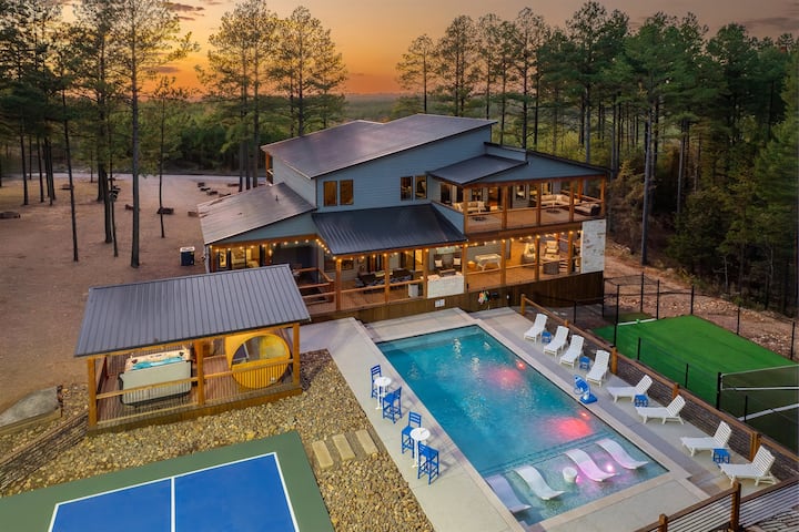Pool, Sauna, Pickleball, Soccer, Sleeps 26 - United States