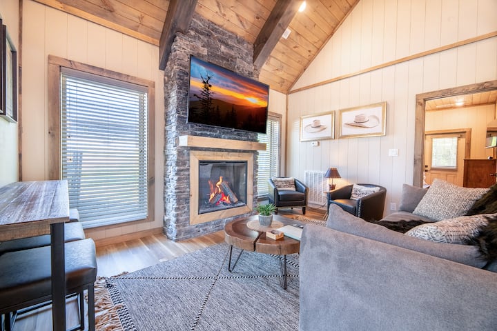 *Modern 3bd Cabin W/ Hot Tub + Arcade! Near Town!* - Pigeon Forge, TN