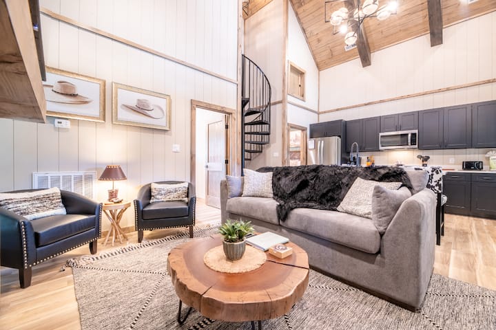 *Modern 3bd Cabin W/ Hot Tub + Arcade! Near Town!* - Pigeon Forge, TN
