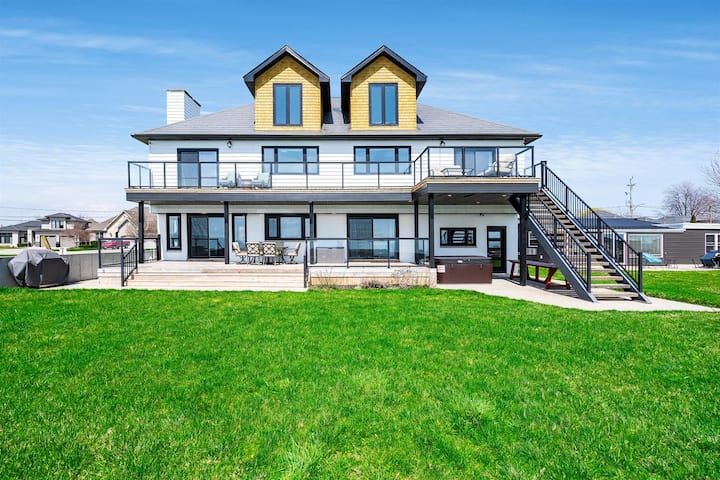 Sunset Cove Waterfront Retreat - Leamington