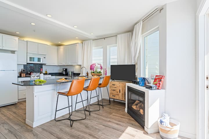 Ocean Views + Walk To The Pier | 2 Stylish Studios - Cayucos, CA