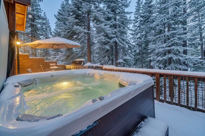 Spacious Pet-friendly Truckee Retreat With Hot Tub - Truckee, CA