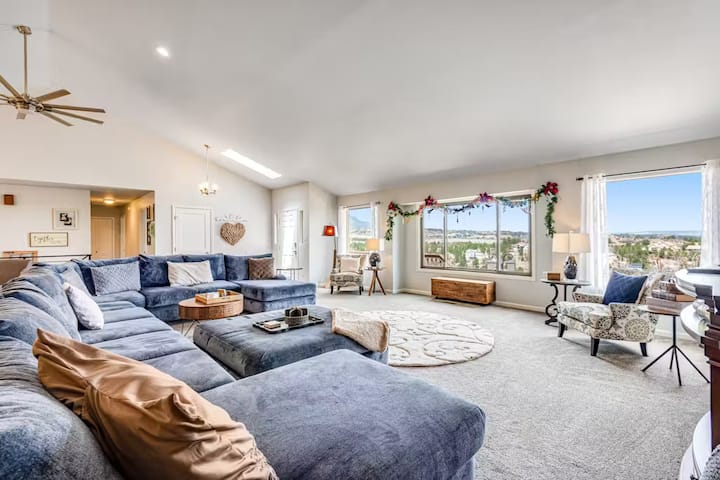 Large 5 Br Clean And Tidy - Manitou Springs, CO