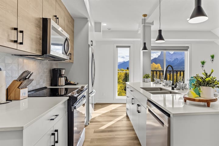 New! Golden Escape With Mountain Views! - Canmore