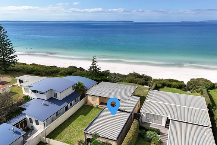 Quay's Cabin - Absolute Beachfront With Views - Callala Bay