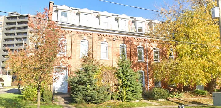 #38.3 St. Catharine's 1-bedroom Hotel-apartment - St. Catharines