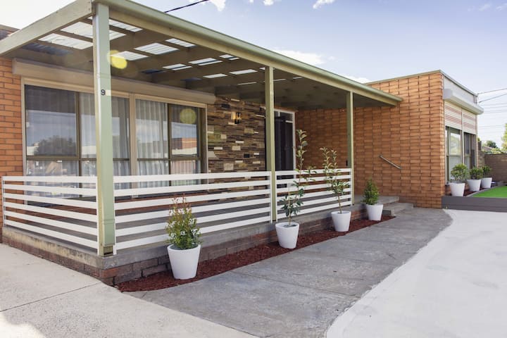 Newly Renovated 3 -Bedroom House In Werribee Cbd - Werribee