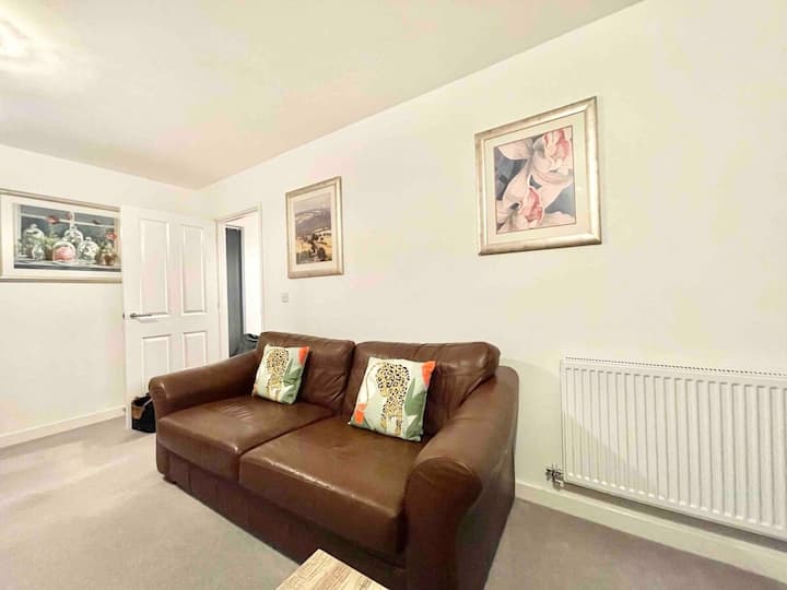 Hazel House Enjoy A Peaceful Home With Parking - Swindon