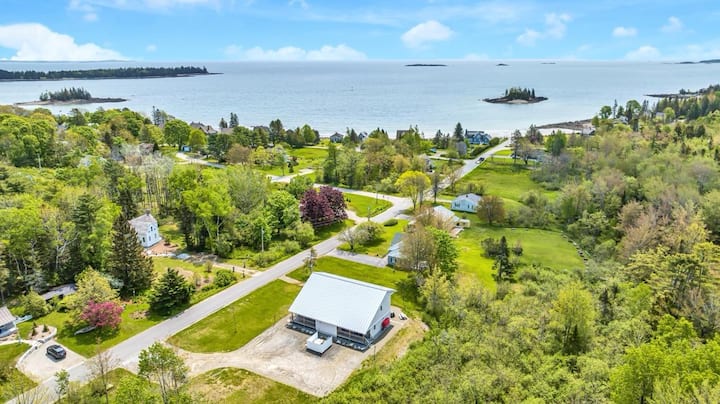 Ocean Breeze Haven - Sleeps 12, Walk To Beach - Rockland, ME