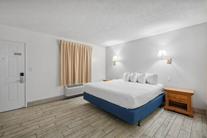 Classic King At Holiday Terrace Beachfront Hotel! - Panama City Beach