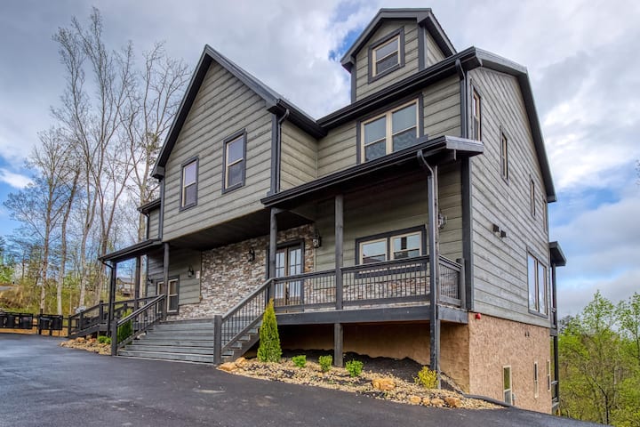 12br Lodge W/ Pool, Theater, Game Room & Fire Pit! - Sevierville, TN