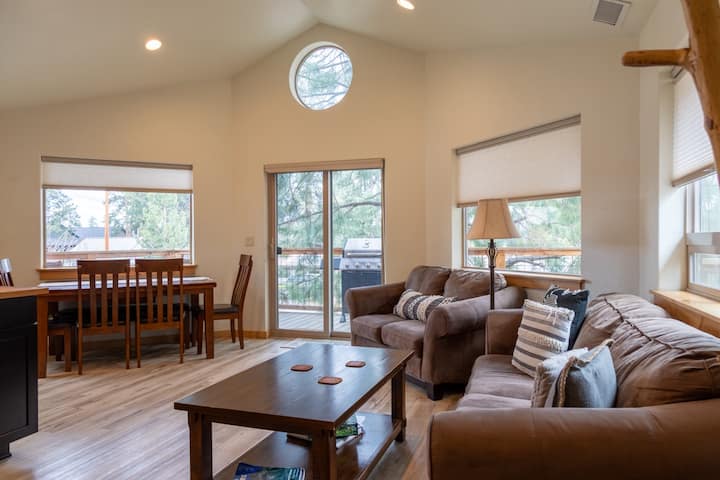 Treehouse Whole House - Sisters, OR