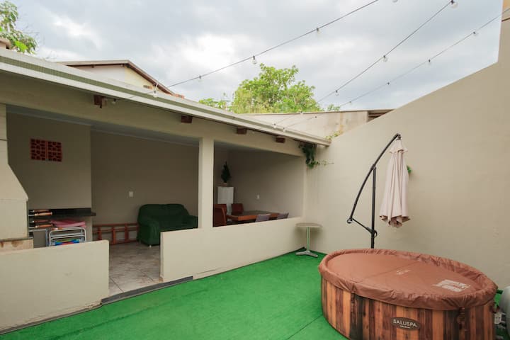 Casa Com Wi-fi, Jacuzzi, Garagem E Petfriendly - Londrina
