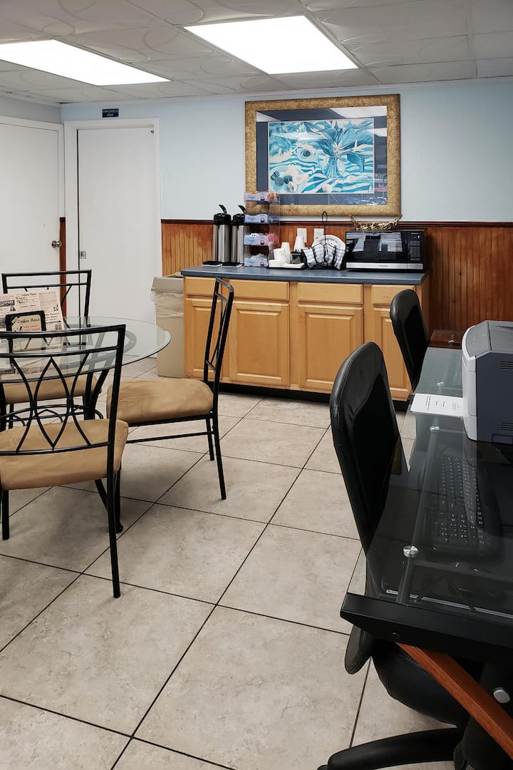 Hotel On The Marina With Free Coffee In The Lobby - Clearwater Beach, FL