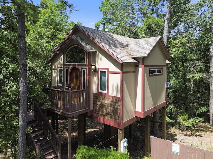 Cedar Manor Treehouse - Eureka Springs, AR