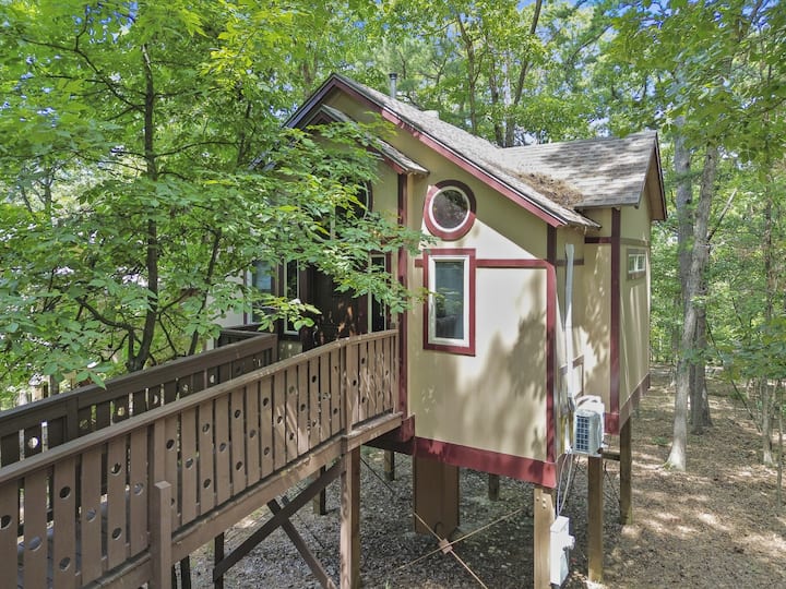 Royal Oak Treehouse - Eureka Springs, AR